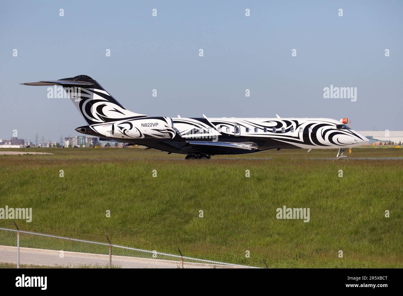 Global Express N822VP Departing Toronto Pearson Airport, Runway 06L ...
