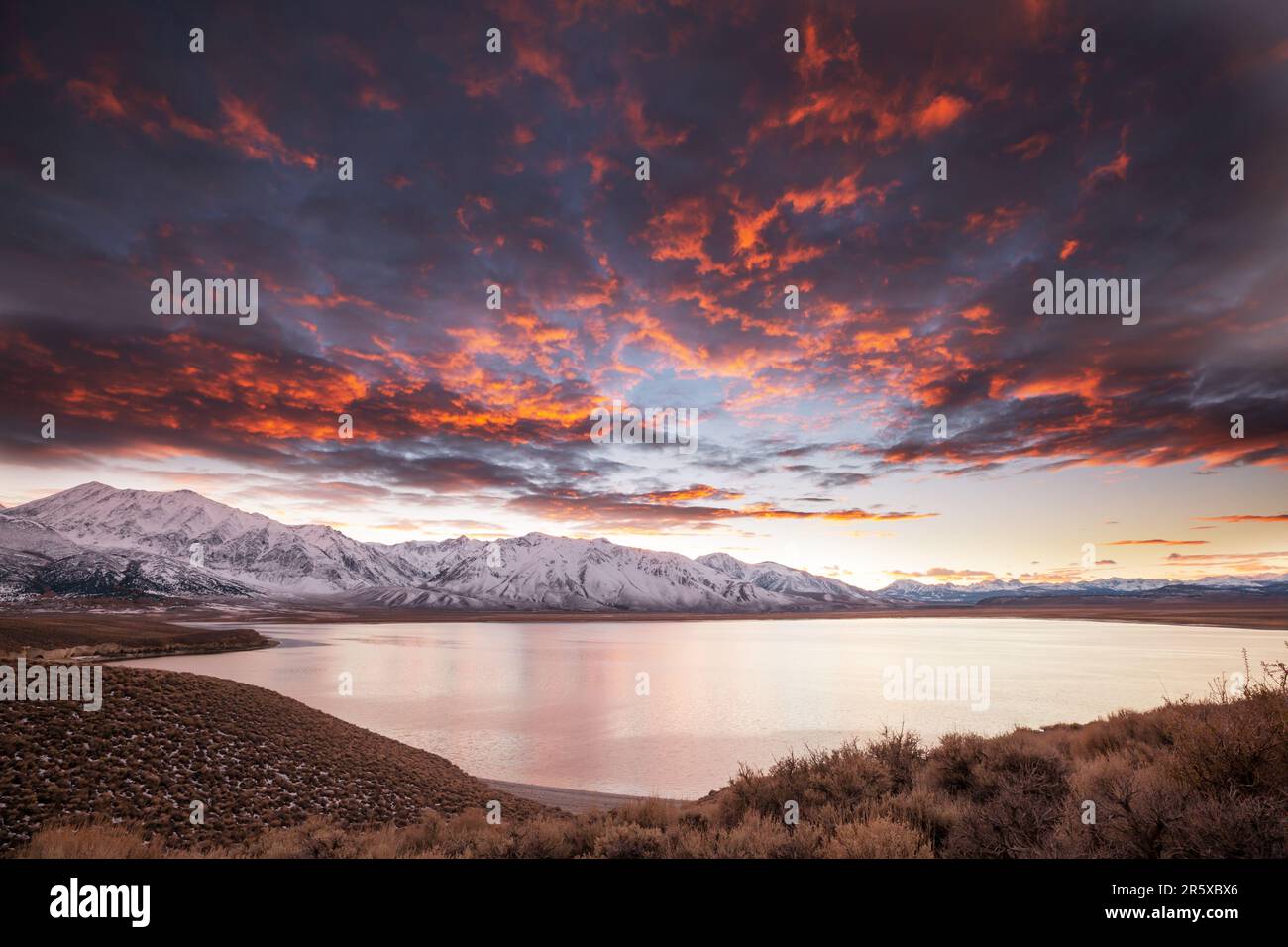 Beautiful nature scene in early winter mountains. Sierra Nevada ...