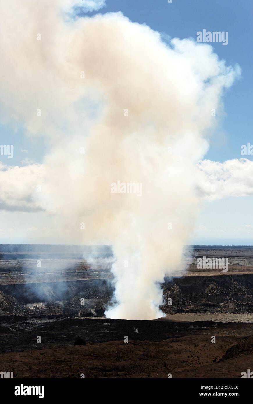 Volcano fumes hi-res stock photography and images - Alamy