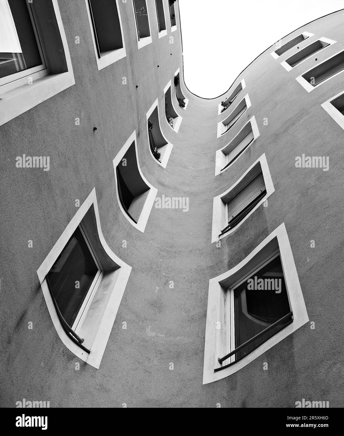 Curved buildings Black and White Stock Photos & Images - Alamy