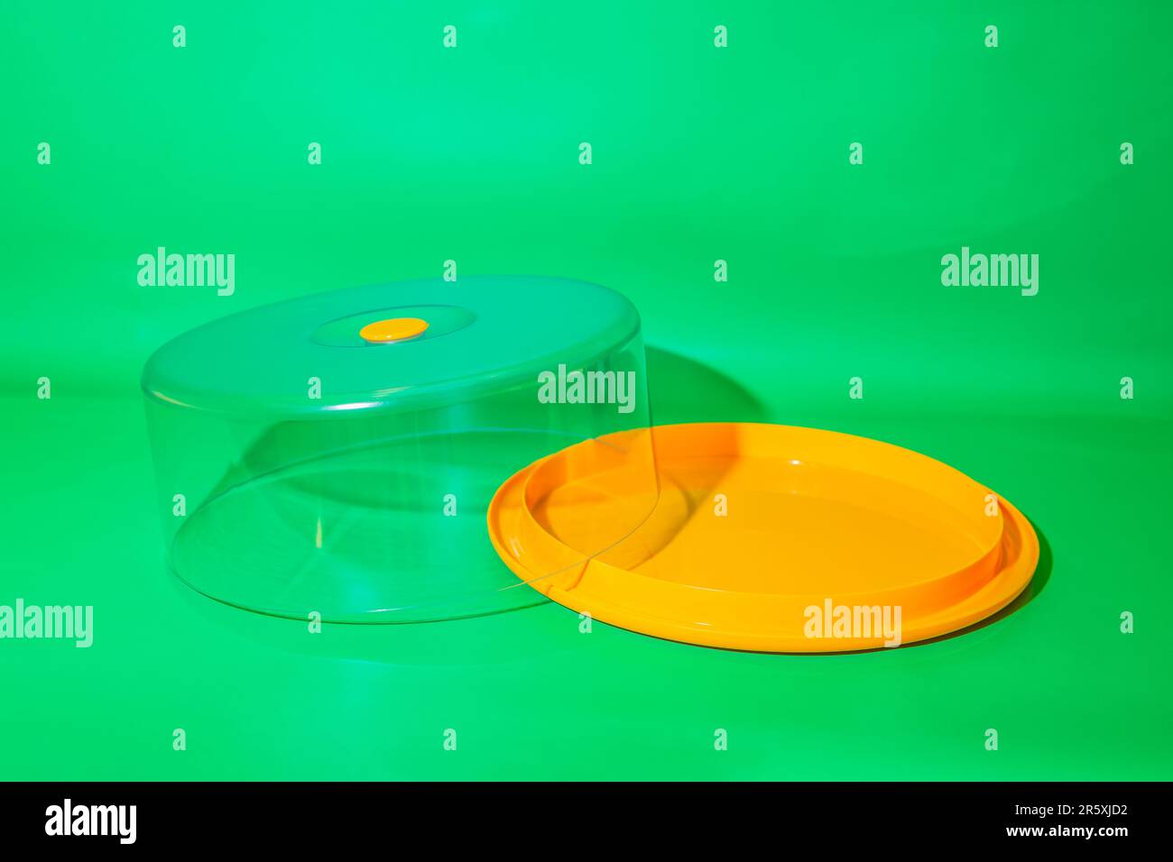 The Yellow Round Cake Container with Clear Lid is a stylish and ...