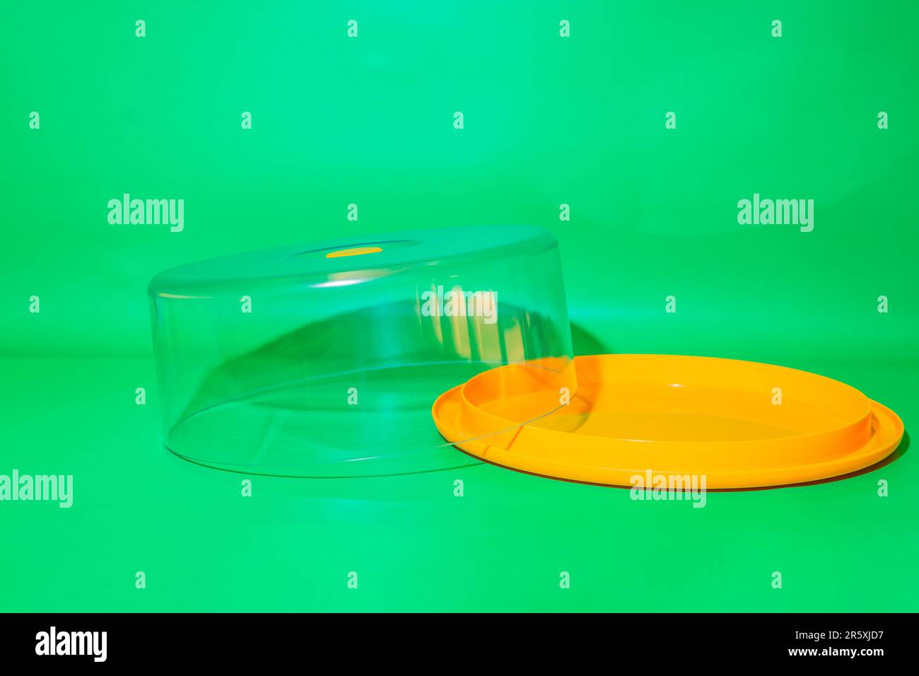 The Yellow Round Cake Container with Clear Lid is a stylish and ...