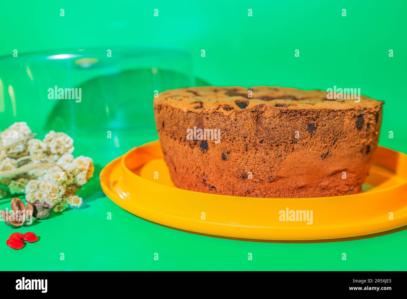 The Yellow Round Cake Container with Clear Lid is a stylish and ...