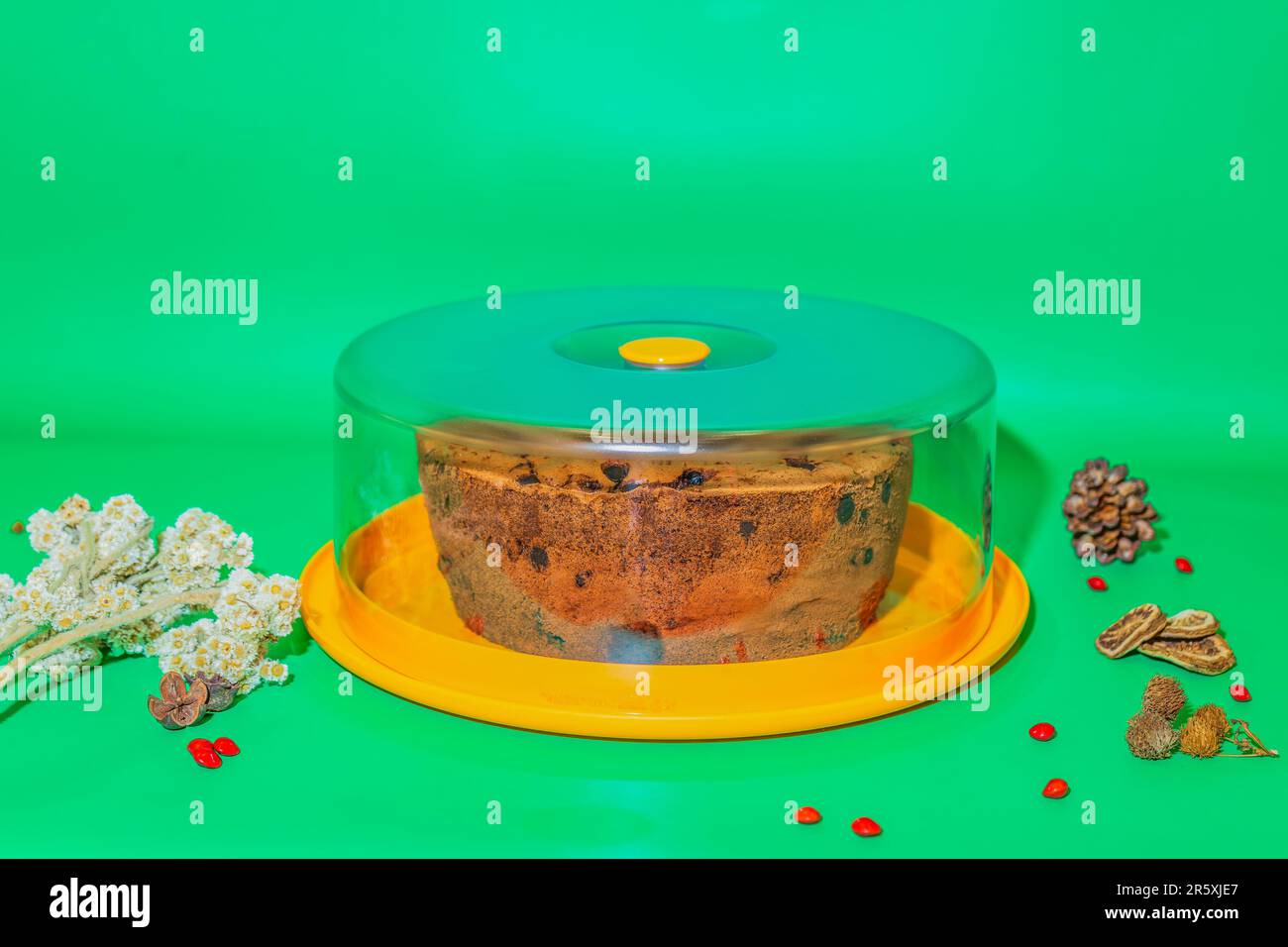 The Yellow Round Cake Container with Clear Lid is a stylish and ...