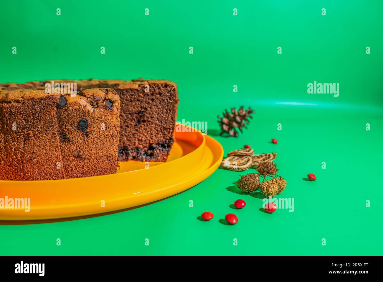 The Yellow Round Cake Container with Clear Lid is a stylish and ...