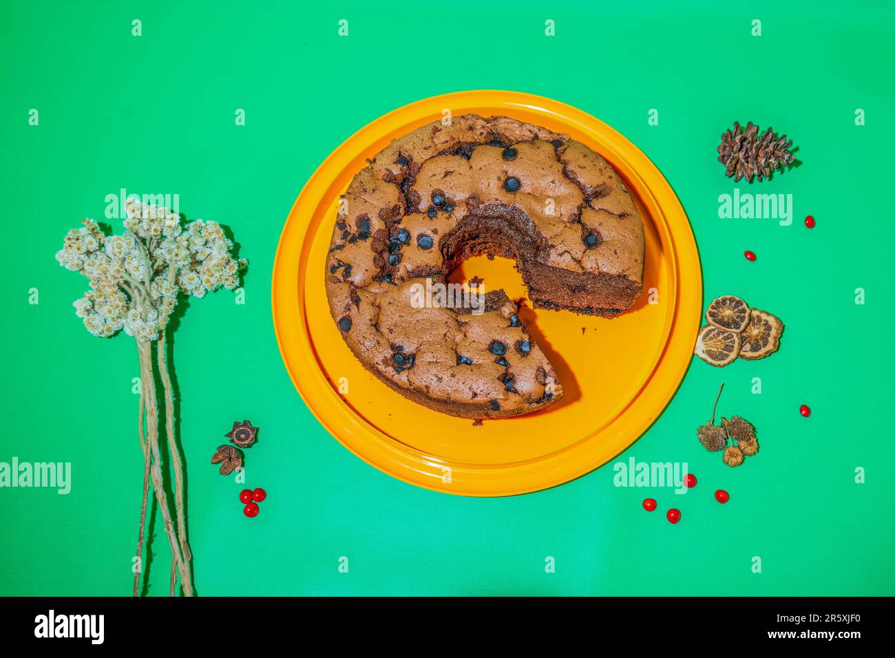 The Yellow Round Cake Container with Clear Lid is a stylish and ...