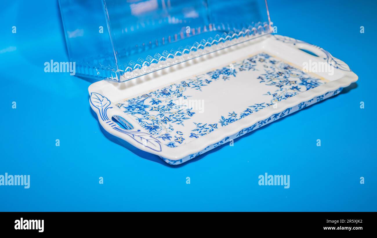 The Blue Flower Pattern Ceramic Rectangular Cake Container is a ...