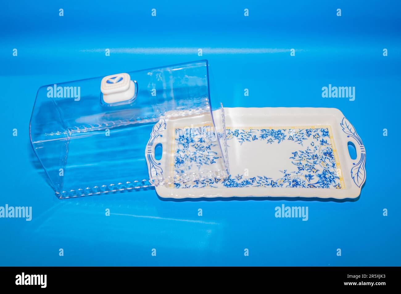 The Blue Flower Pattern Ceramic Rectangular Cake Container is a ...