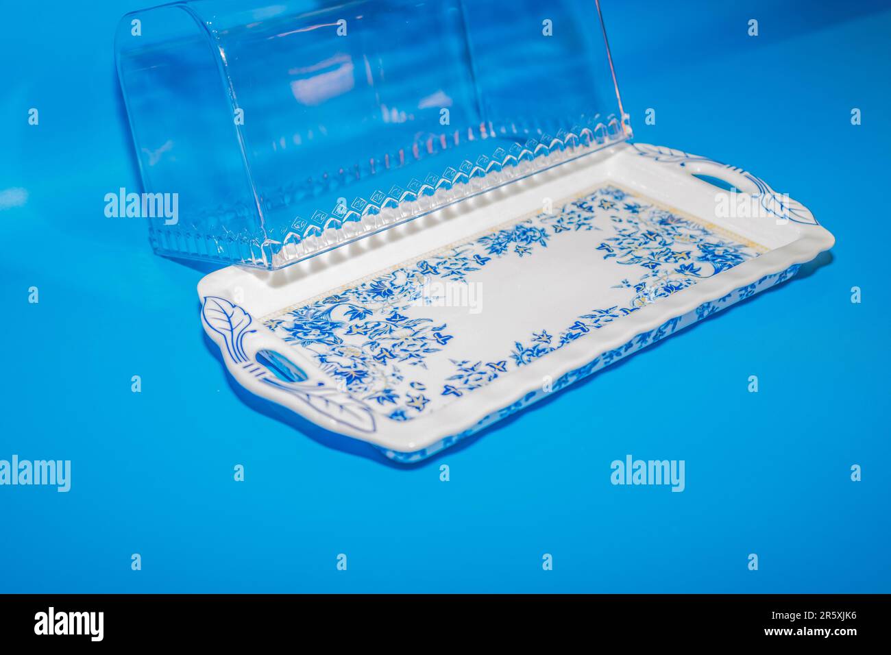 The Blue Flower Pattern Ceramic Rectangular Cake Container is a ...