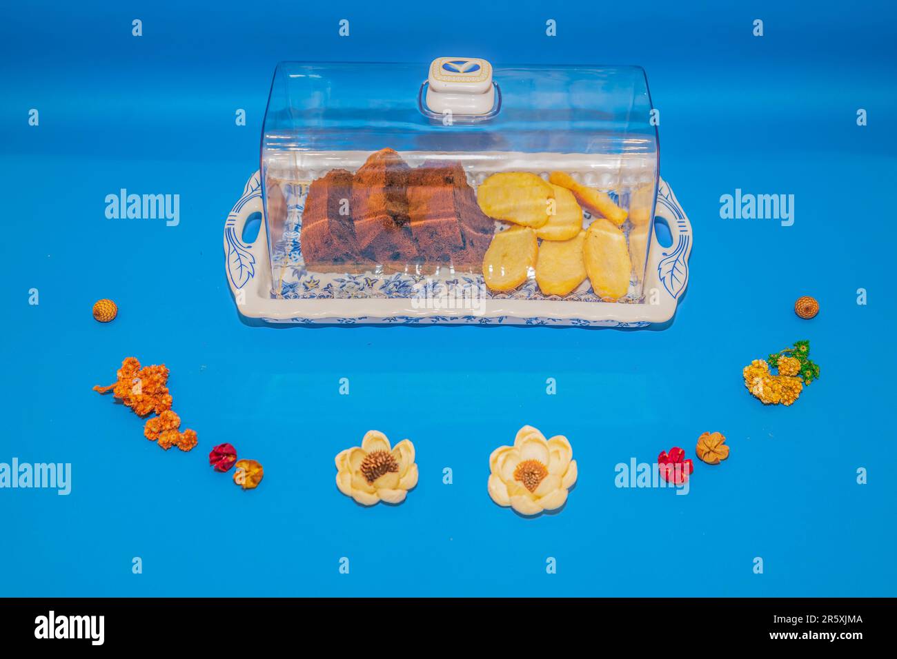 The Blue Flower Pattern Ceramic Rectangular Cake Container is a ...