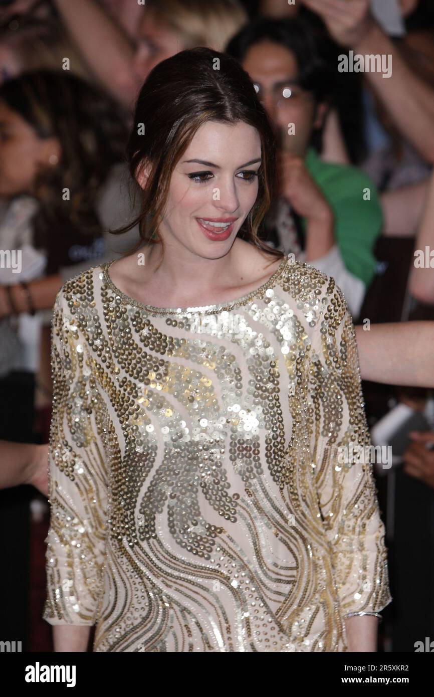 Anne Hathaway The Premiere Of Love And Other Drugs Held At Event 0861