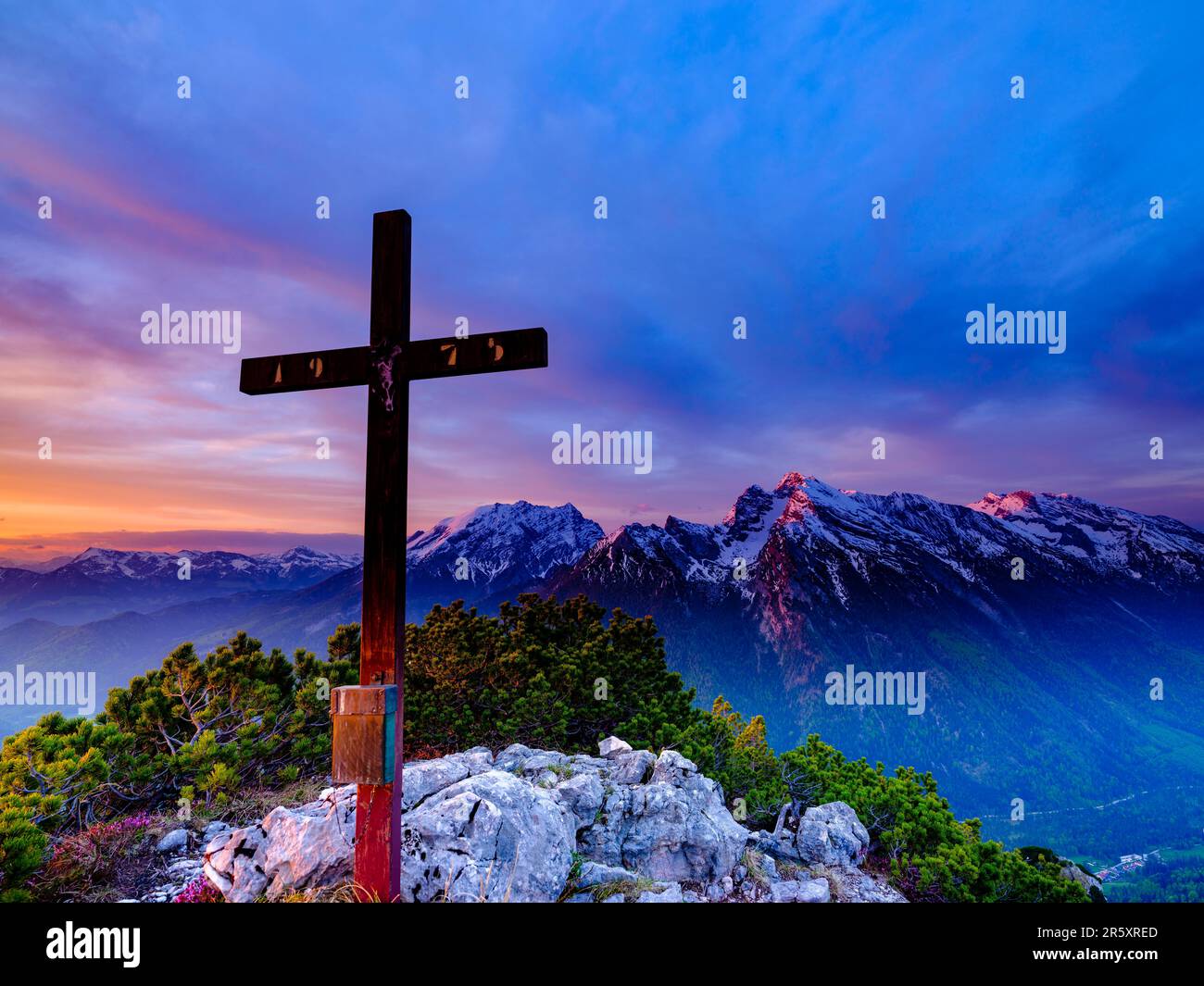 Iceberg summit cross at sunrise, Watzmann and Hochkalter with snow in ...