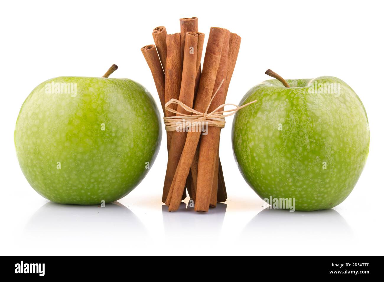 Cinnamon sticks green apple hi-res stock photography and images - Alamy