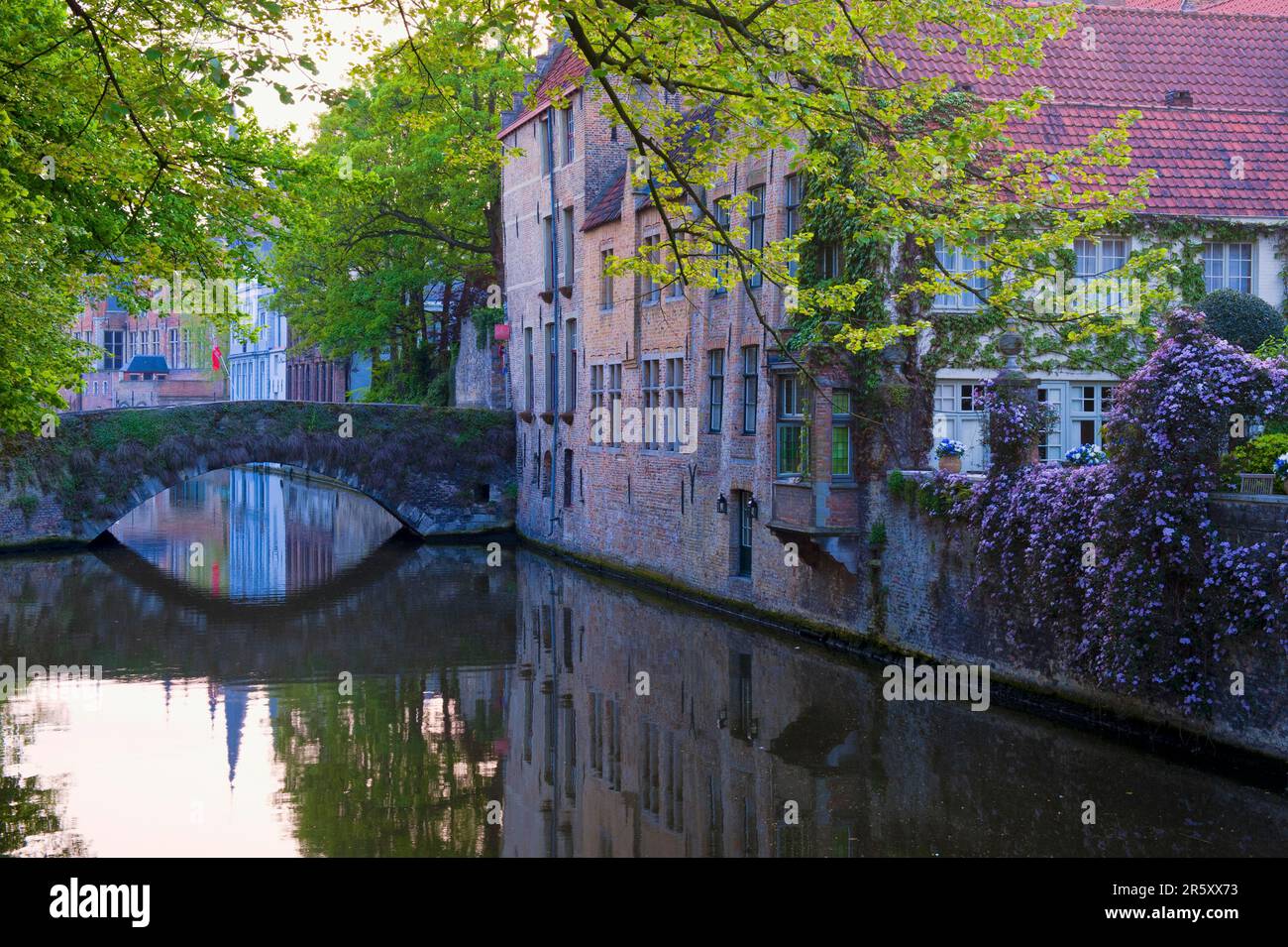 Bridge over canal, Old Town of Bruges, Flanders, Belgium Stock Photo ...