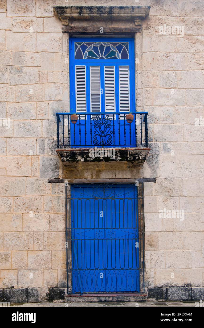Blue colonial house hi-res stock photography and images - Alamy