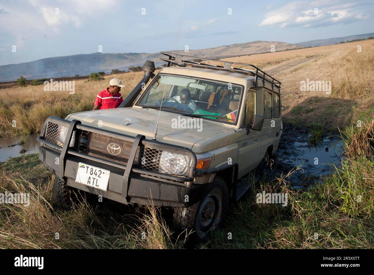 Stuck car, North Serengeti, Serengeti National Park, Tanzania, Toyota ...