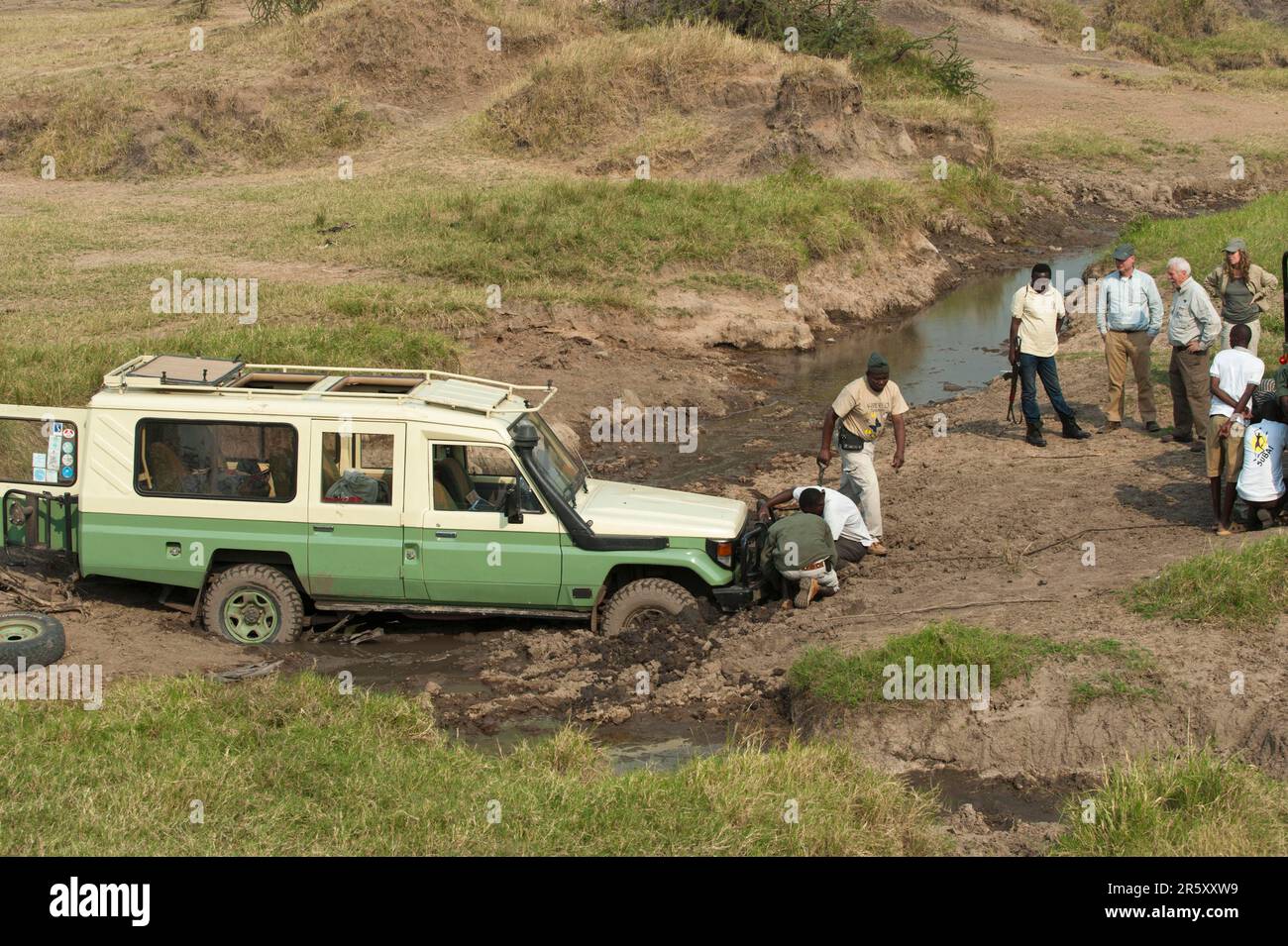 Tour guides, car recovery, Serengeti National Park, Tanzania, tour ...