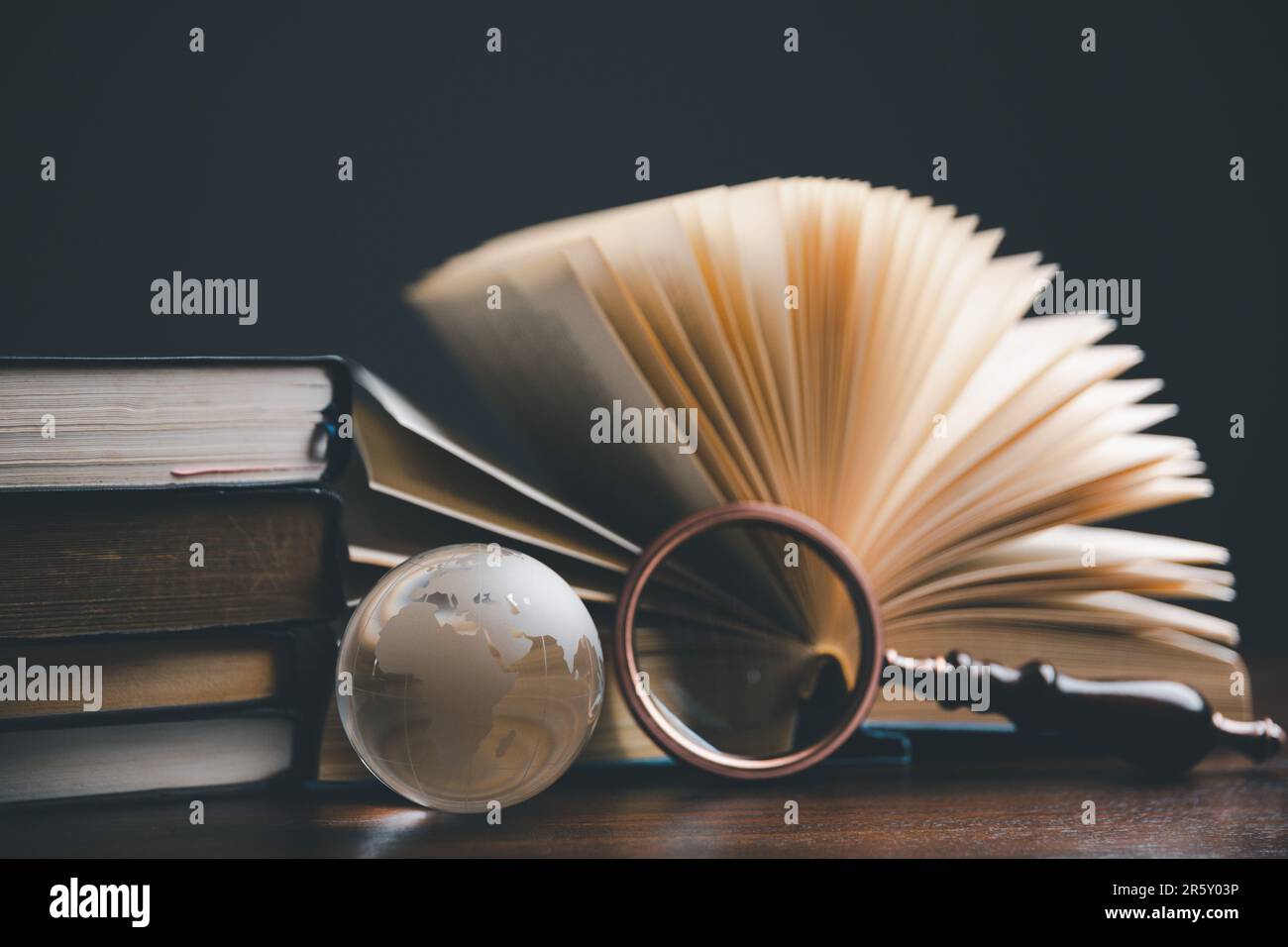 Graduation cap with Earth globe. Concept of global business study ...