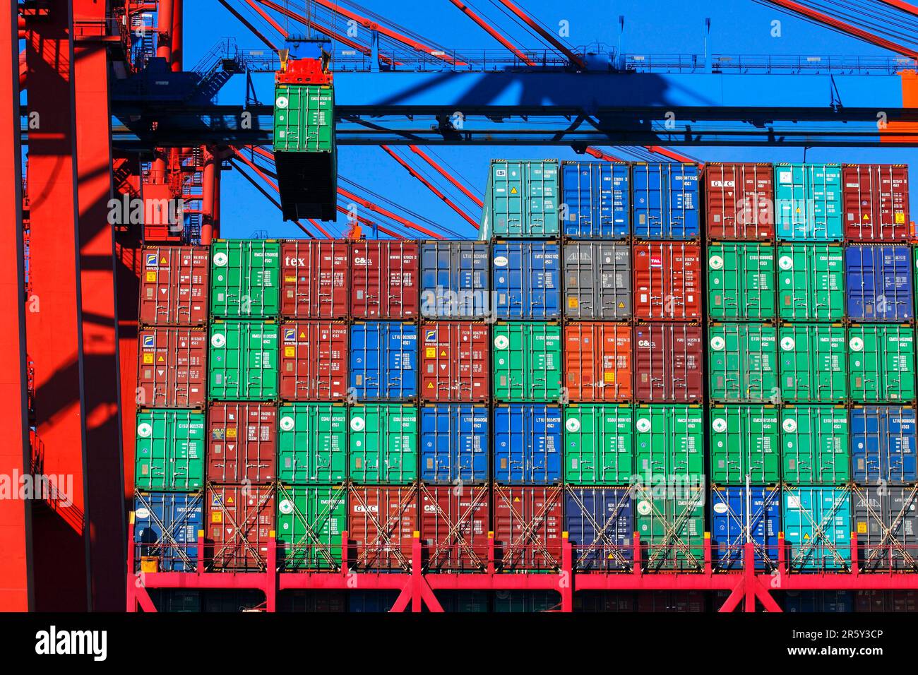 Container loading onto ship, Container Terminal Eurokai, Port, Hamburg ...
