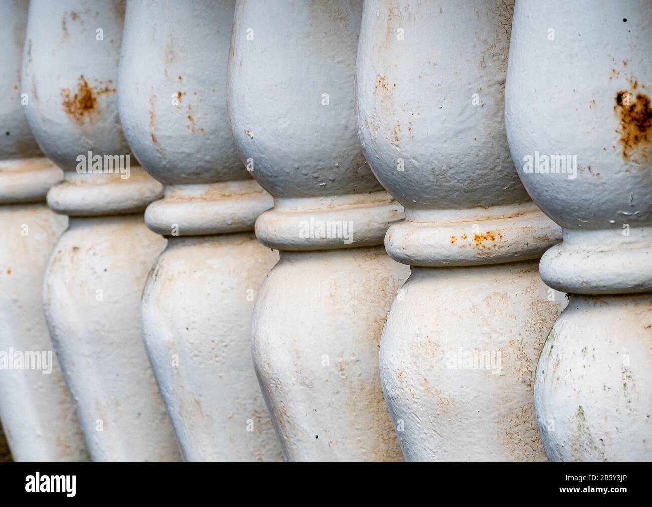 Six white pillars hi-res stock photography and images - Alamy