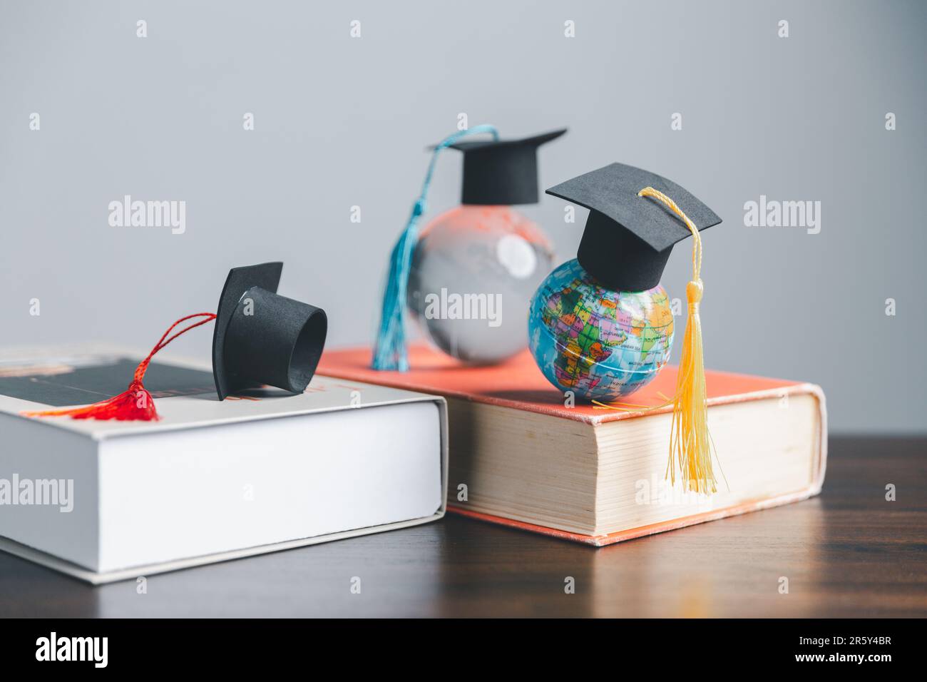 Graduation cap with Earth globe. Concept of global business study ...