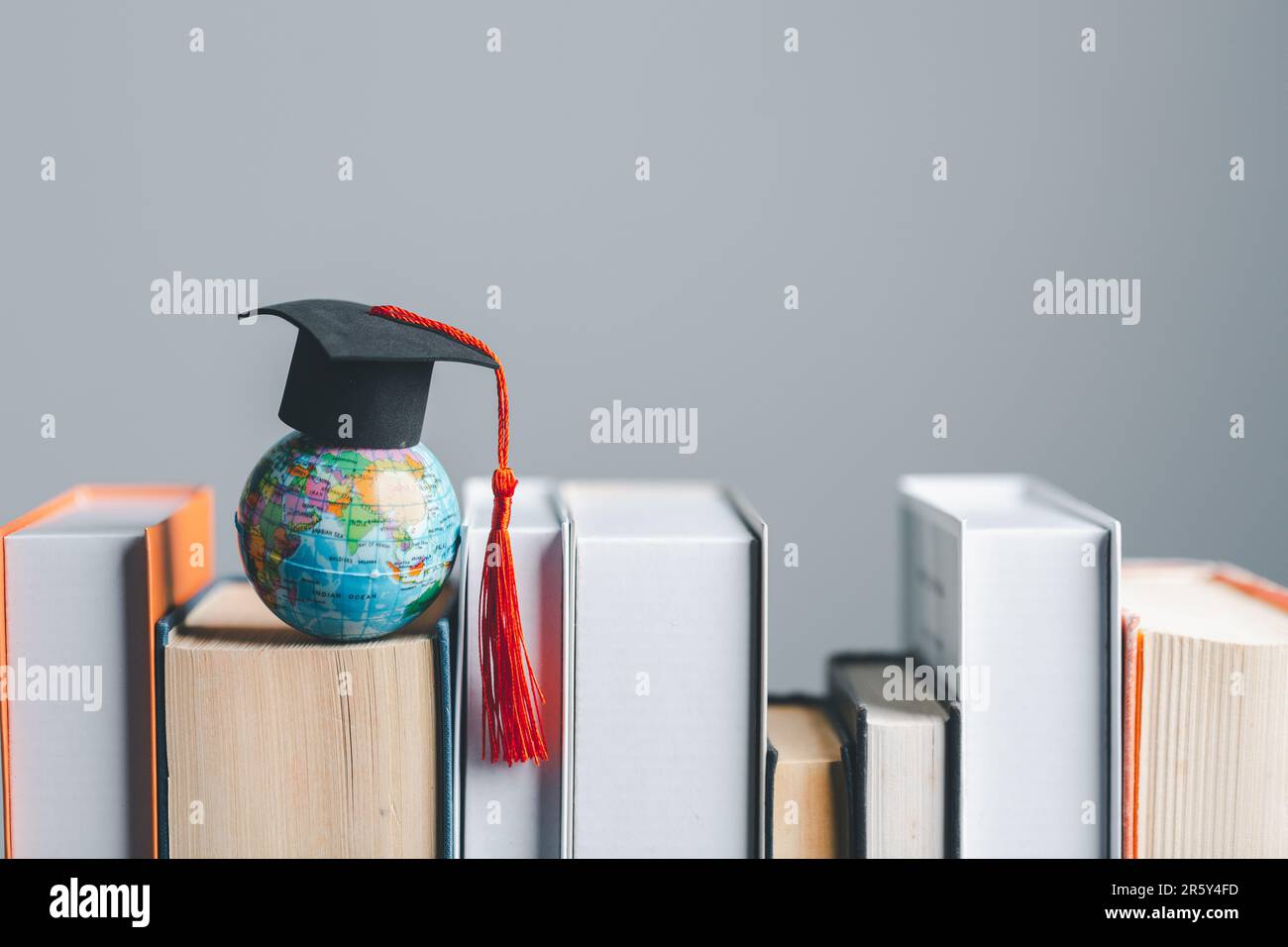 Graduation cap with Earth globe. Concept of global business study ...