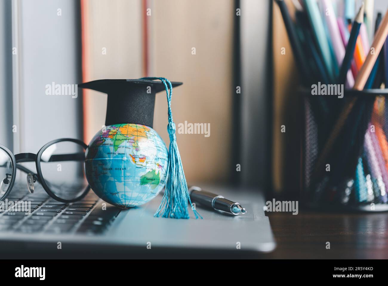 Graduation cap with Earth globe. Concept of global business study ...