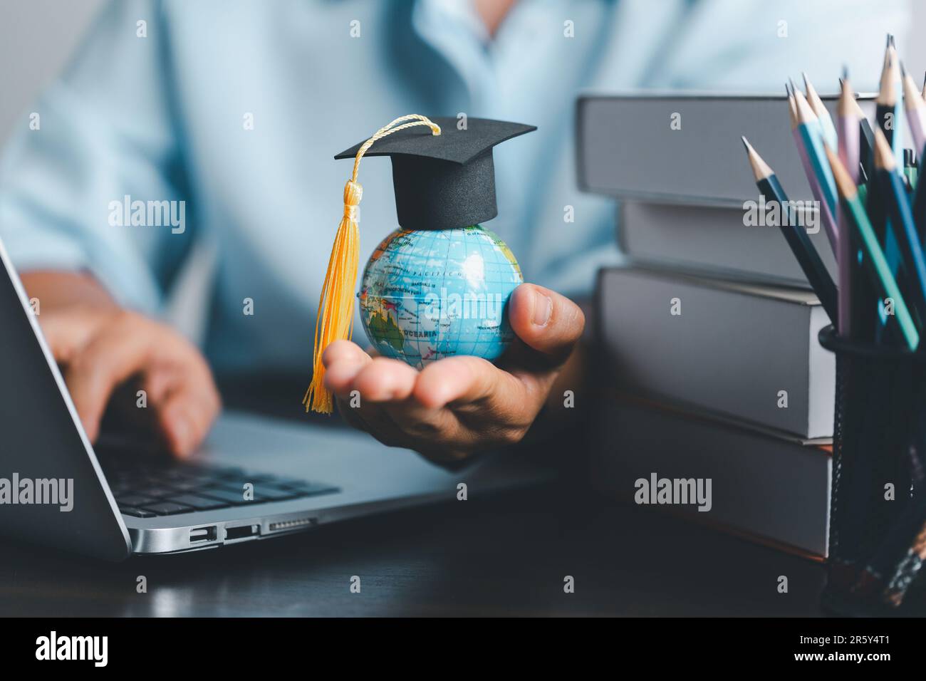 Graduation cap with Earth globe. Concept of global business study ...