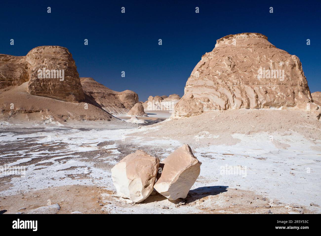 White limestone desert hi-res stock photography and images - Alamy