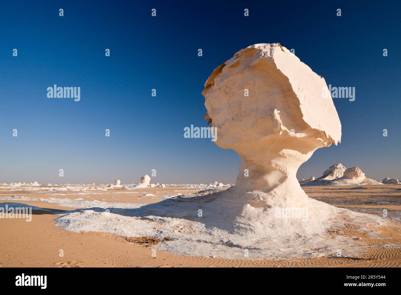 White desert egypt limestone hi-res stock photography and images - Alamy