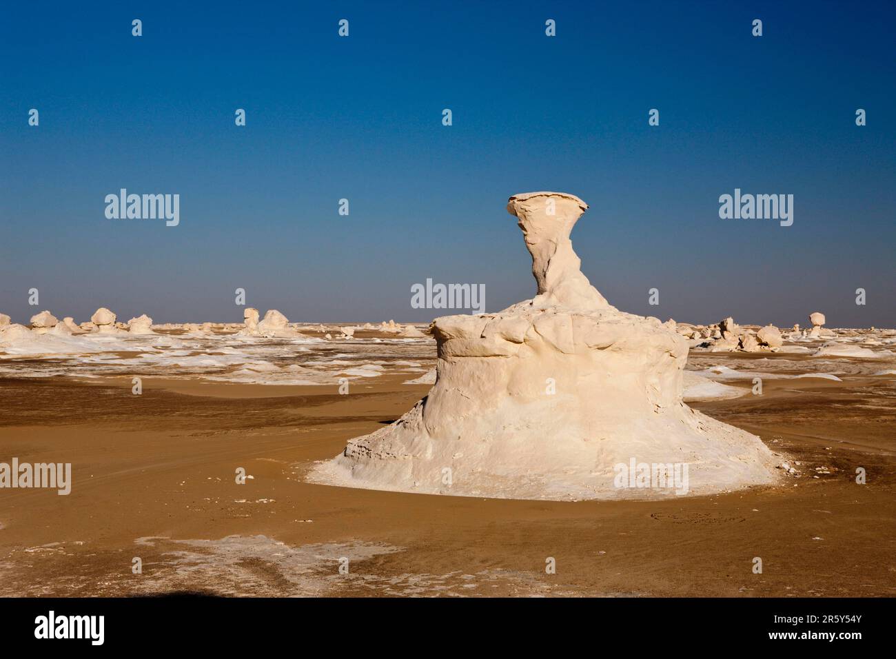 Limestone formations, White Desert, Qasr el-Farafra, Libyan Desert ...