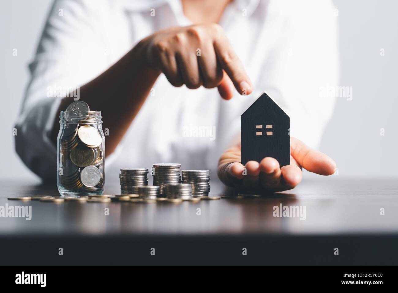 Real estate agents bid homes in the project to explain in detail to ...