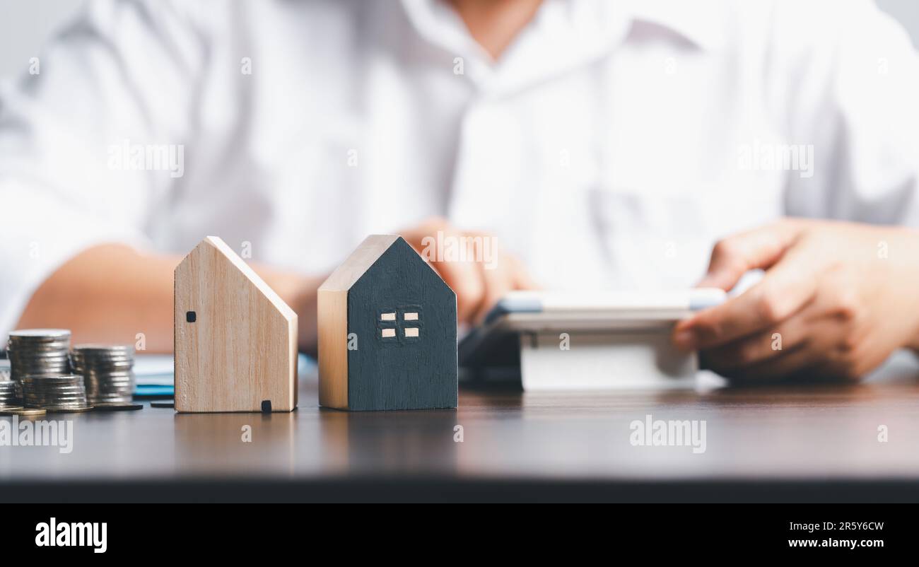 Real estate agents bid homes in the project to explain in detail to ...