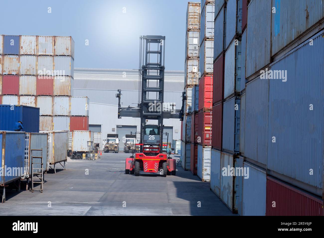 Trucking shipping containers hi-res stock photography and images - Alamy