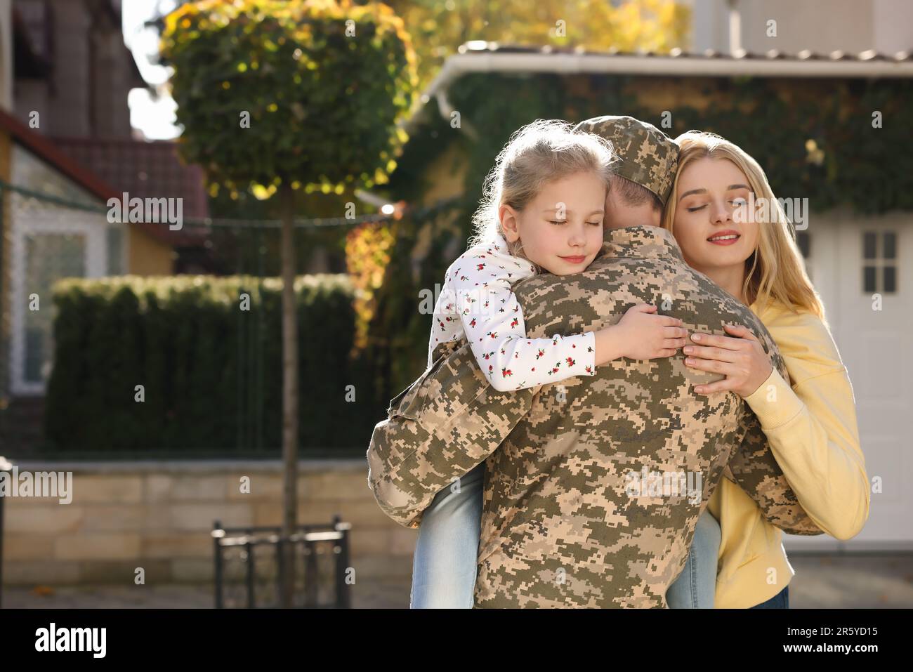 Hugging soldier hi-res stock photography and images - Alamy