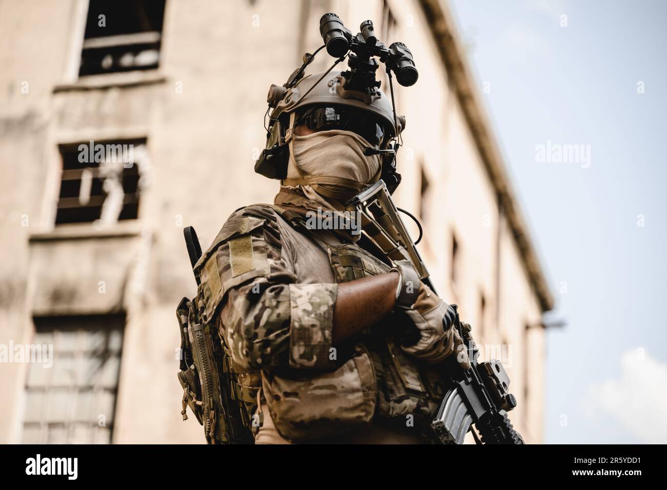 Expert team of soldiers attacking enemy during military operation Stock ...