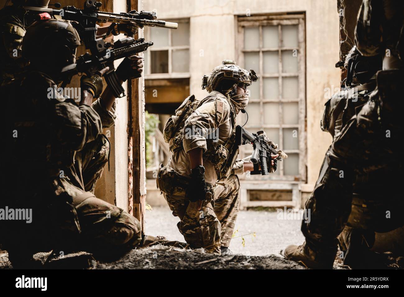 Expert team of soldiers attacking enemy during military operation Stock ...