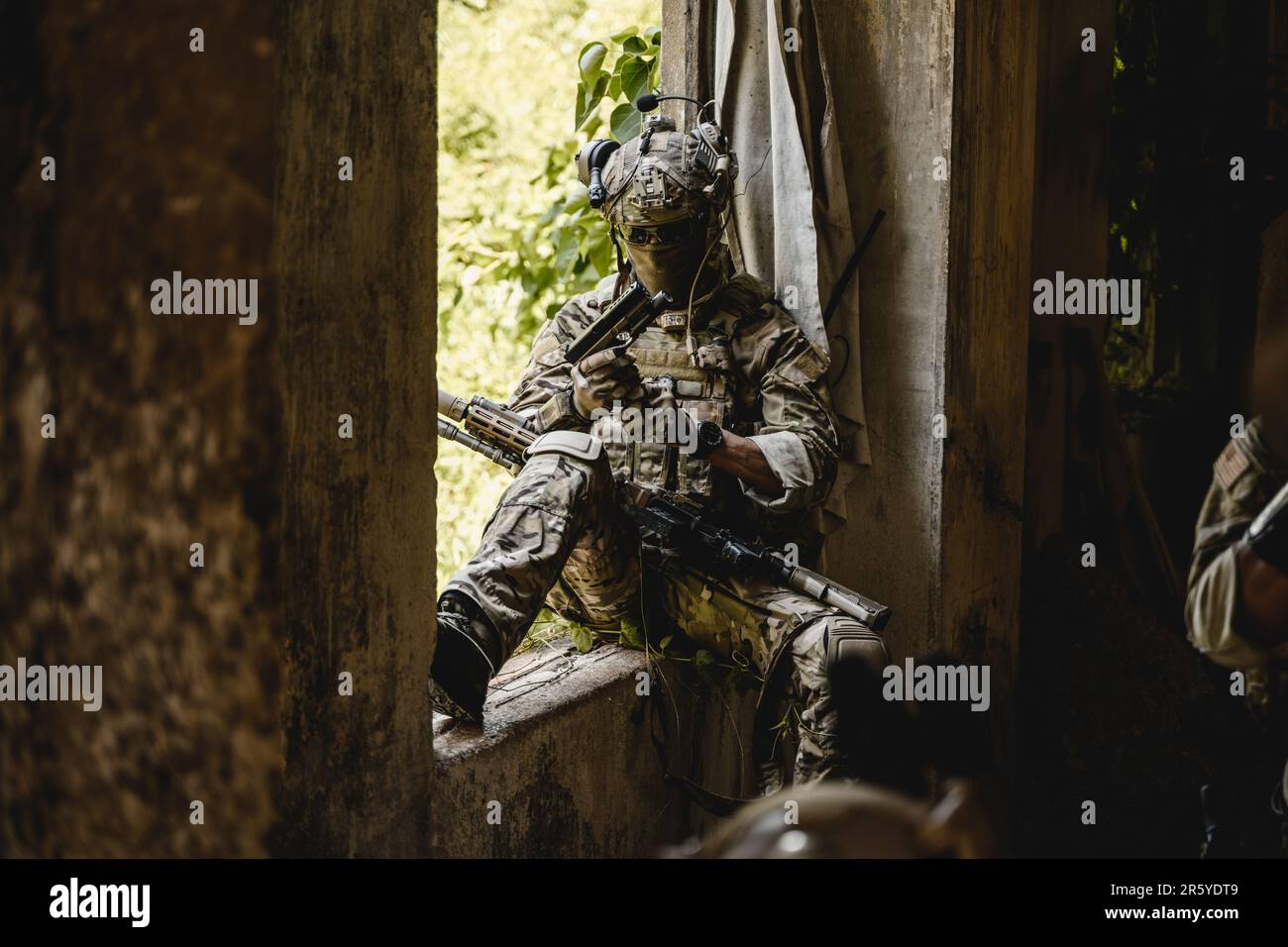 Smart teamwork of soldiers running forward and attacking enemy Stock ...