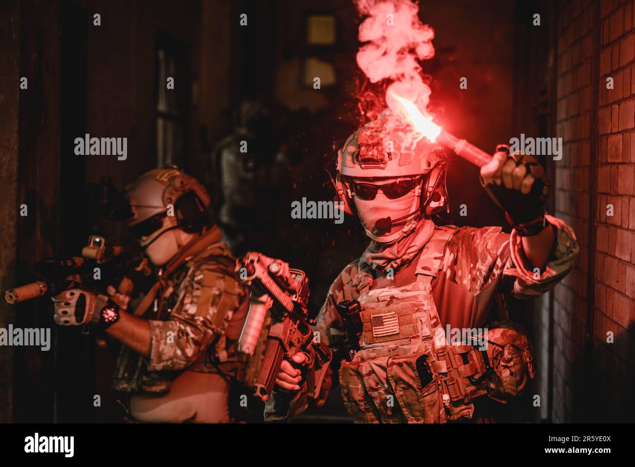 Expert team of soldiers attacking enemy during military operation Stock ...