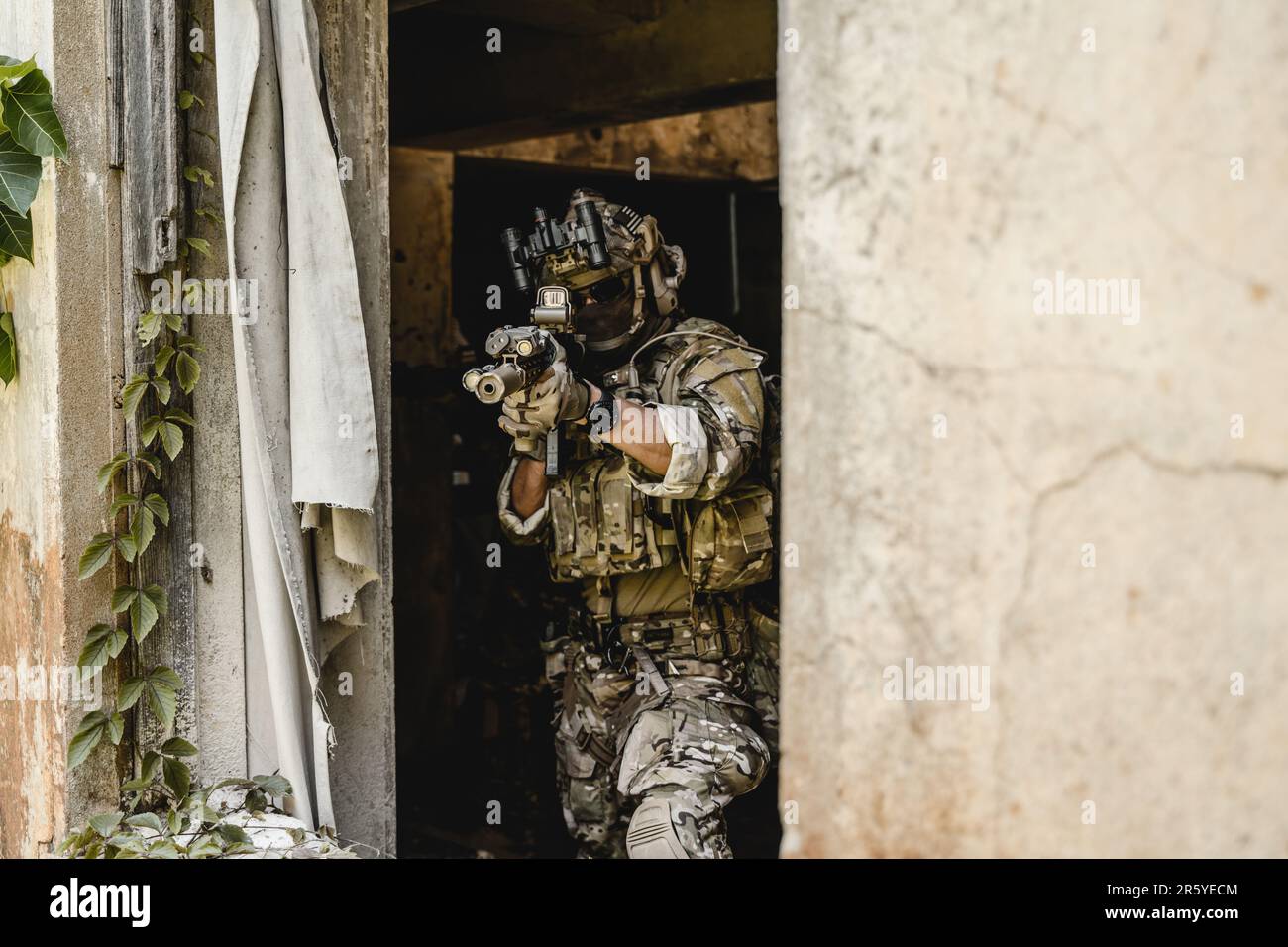 Smart teamwork of soldiers running forward and attacking enemy Stock ...