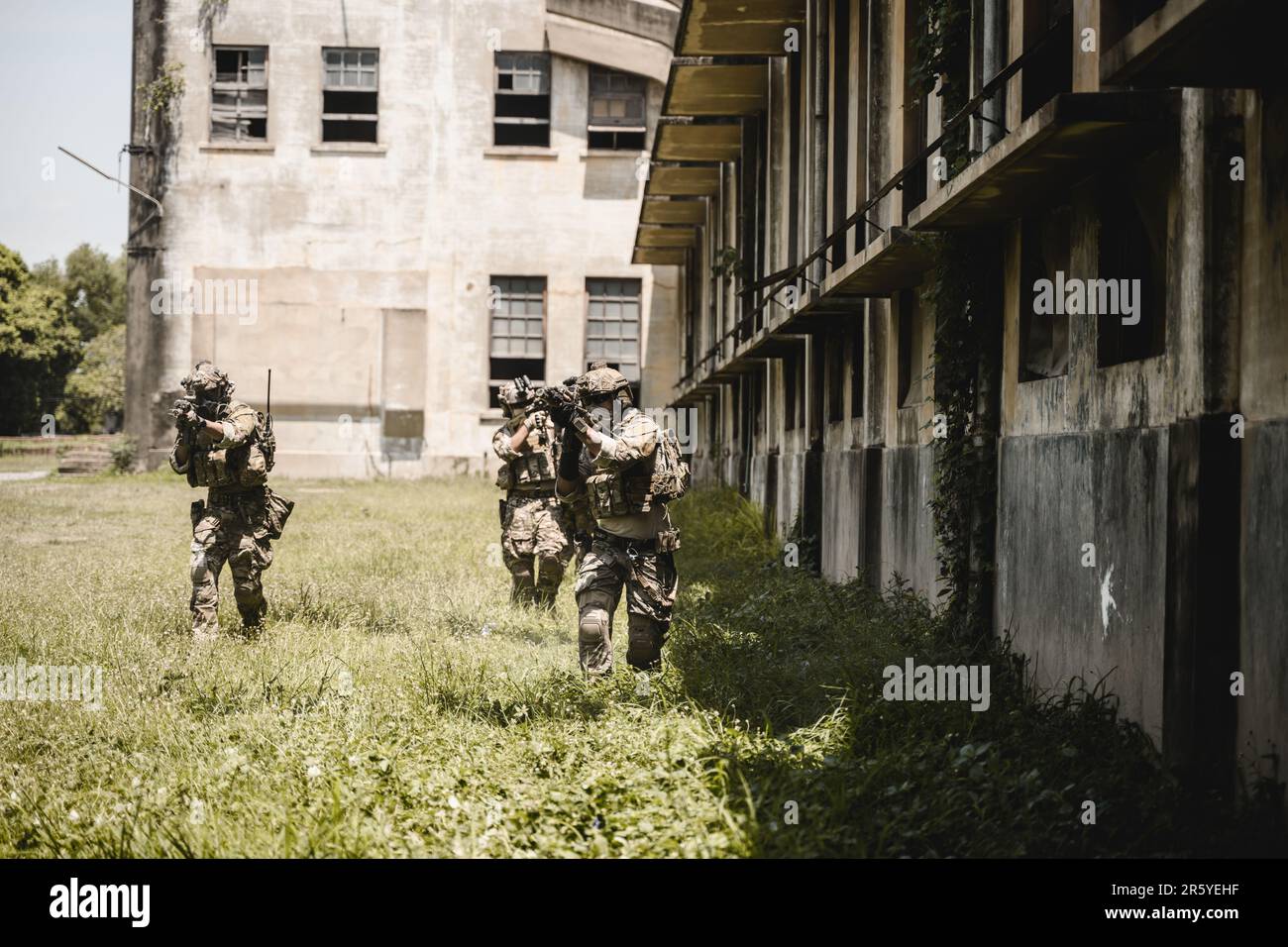 Smart teamwork of soldiers running forward and attacking enemy Stock ...