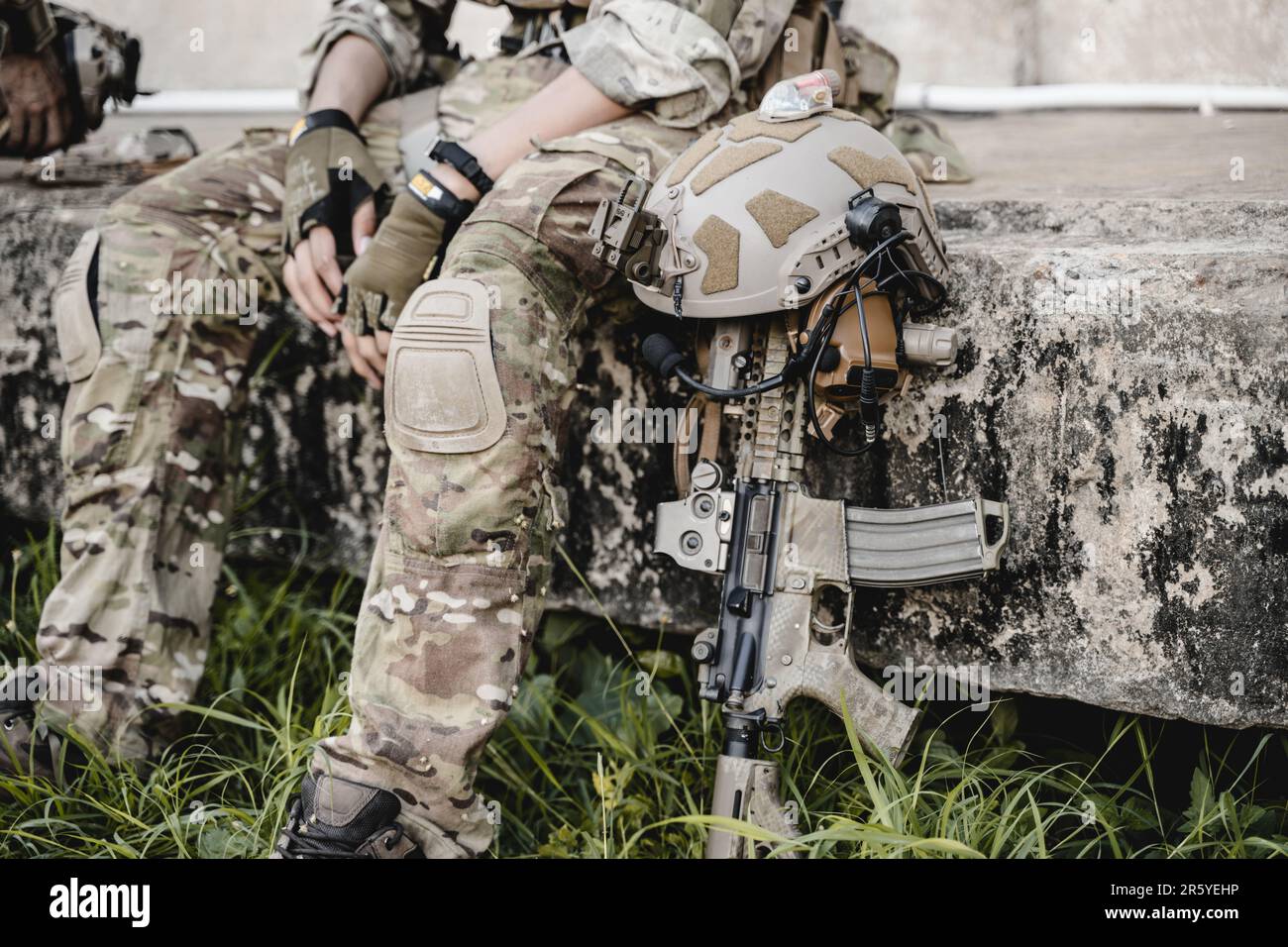 Smart teamwork of soldiers running forward and attacking enemy Stock ...