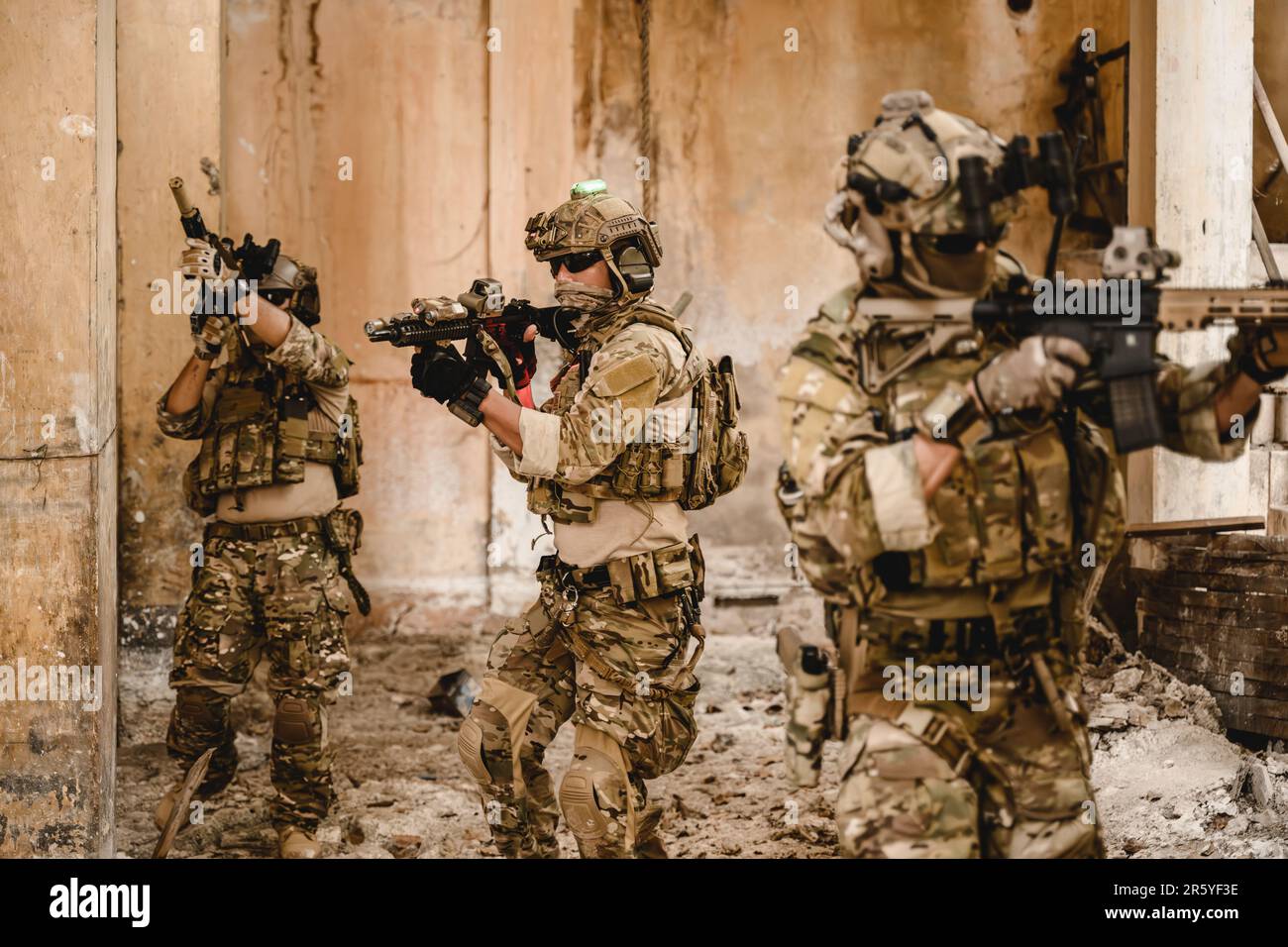 Expert team of soldiers with weapons attacking enemy Stock Photo - Alamy