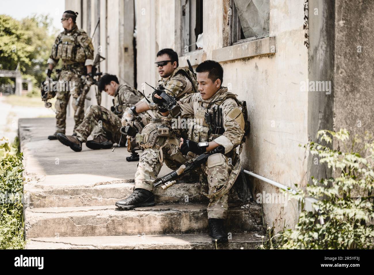 Smart teamwork of soldiers running forward and attacking enemy Stock ...