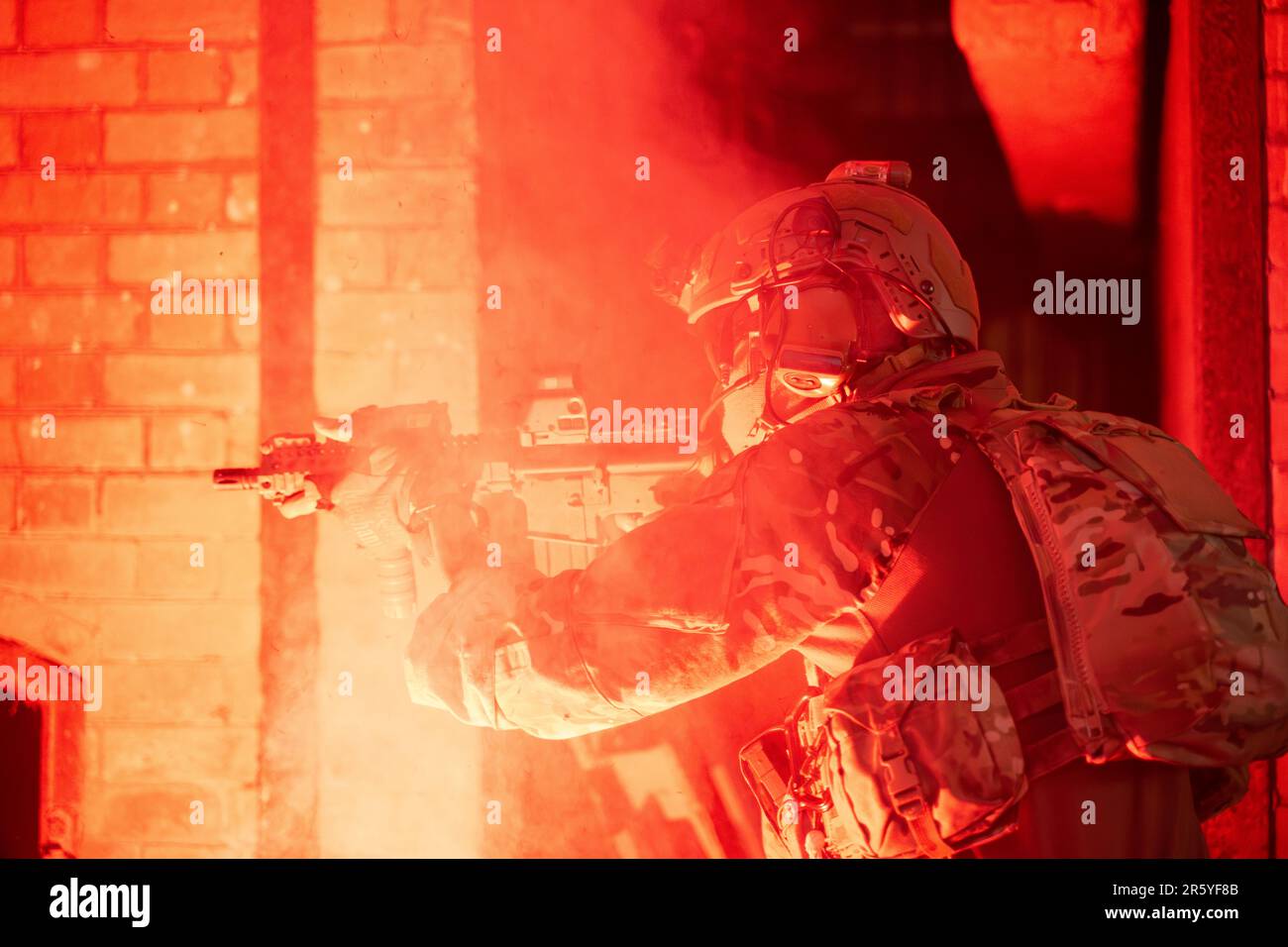 Expert team of soldiers attacking enemy during military operation Stock ...