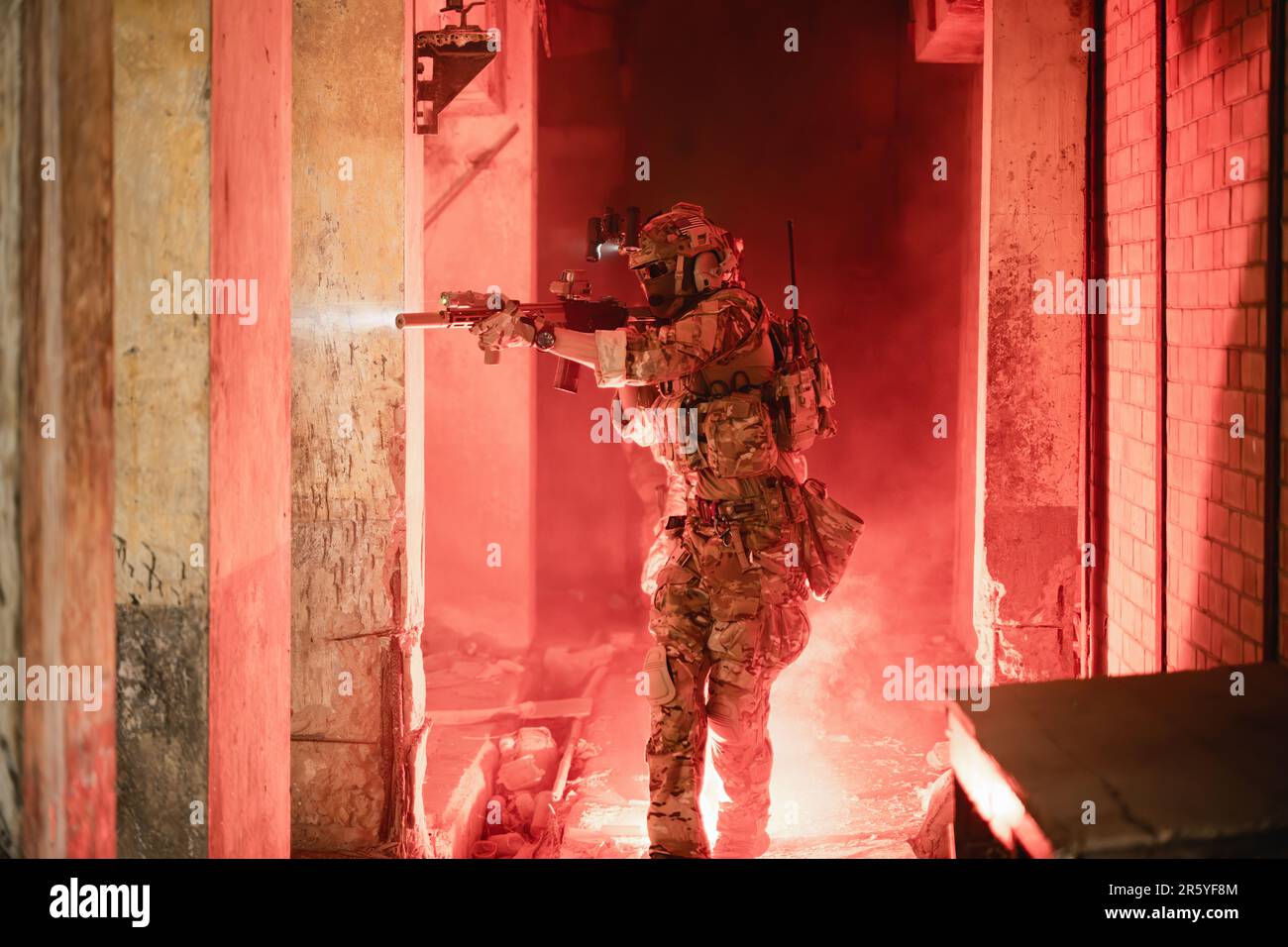 Expert team of soldiers attacking enemy during military operation Stock ...