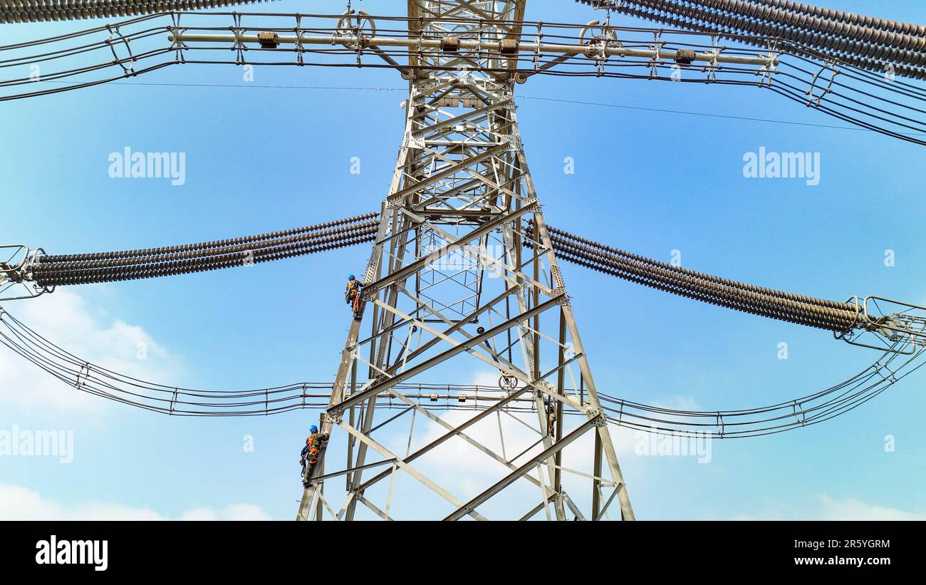 YANCHENG, CHINA 0 JUNE 6, 2023 - Maintenance personnel check the line ...
