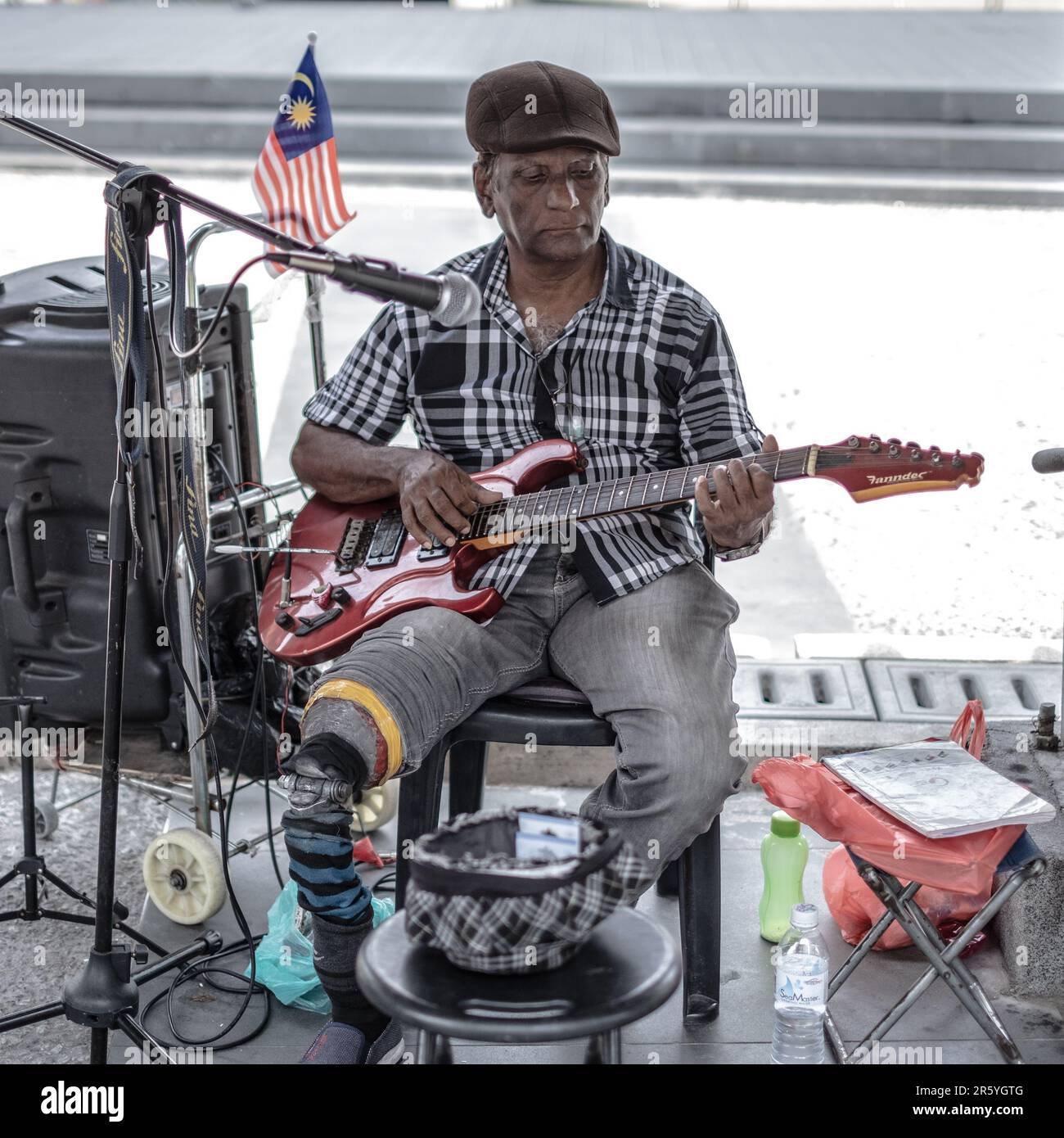 Station performer hi-res stock photography and images - Alamy
