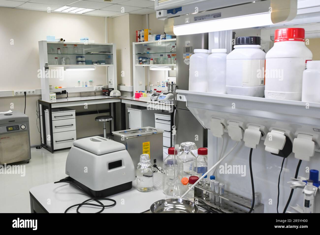 Biotechnology laboratory hi-res stock photography and images - Alamy