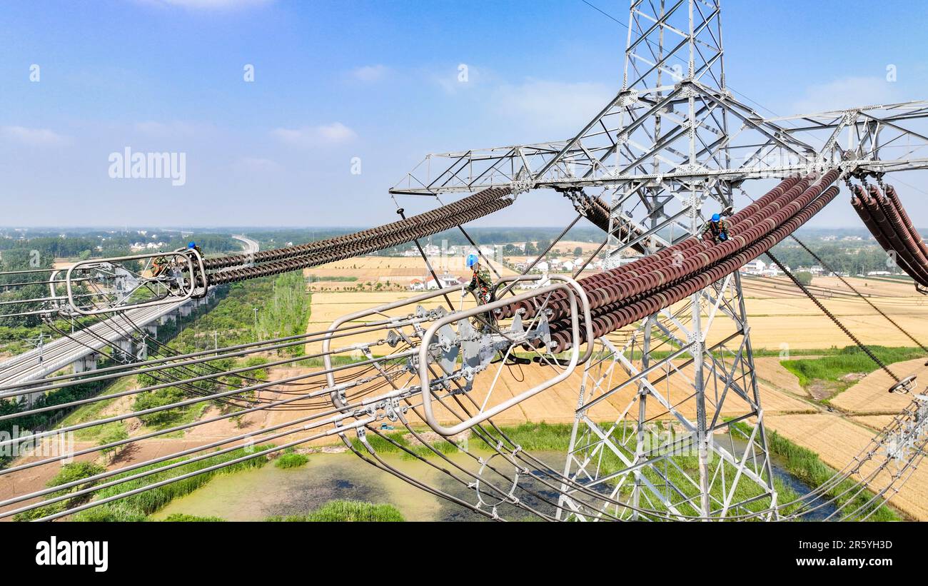 YANCHENG, CHINA 0 JUNE 6, 2023 - Maintenance personnel check the line ...
